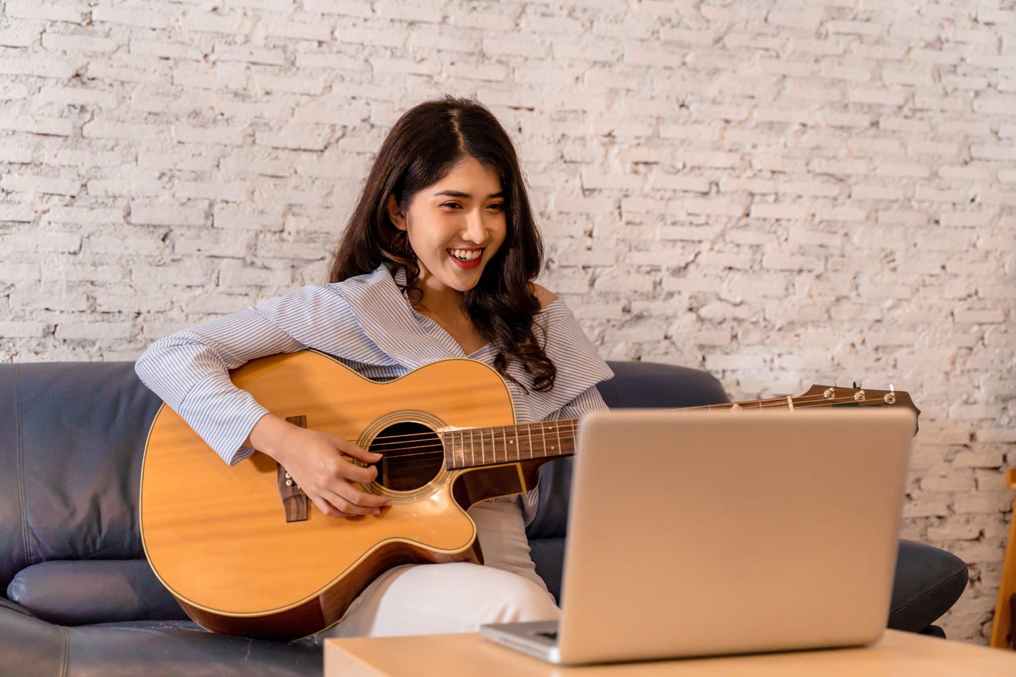 Are Online Guitar Lessons Worth It? - Maestro Musicians Academy